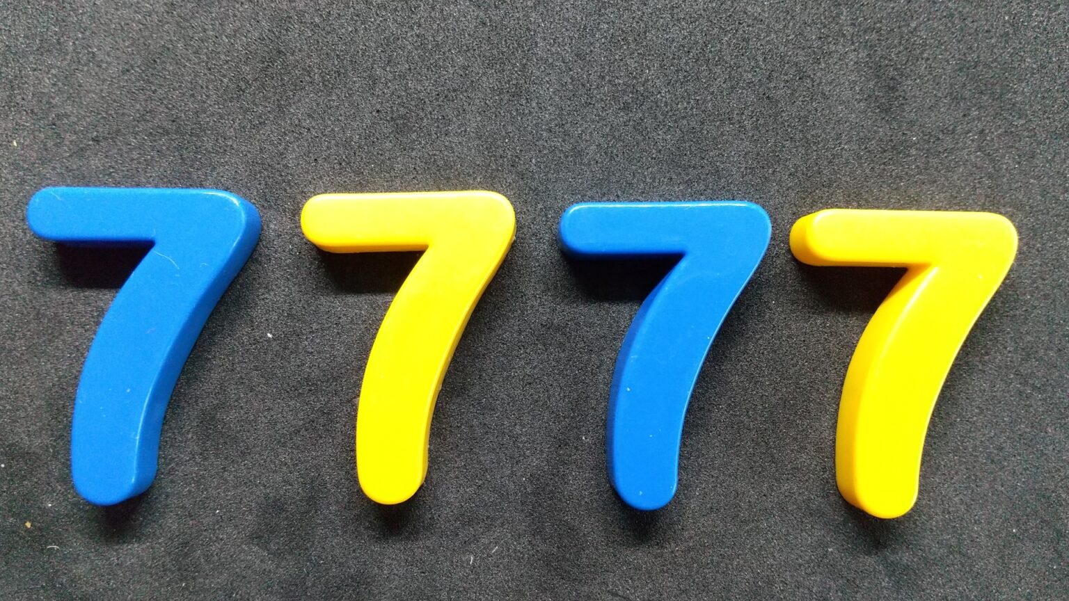 エンジェルナンバー7777は願いが叶う前兆？恋愛やツインレイに関するサインも！ | 占いMAP